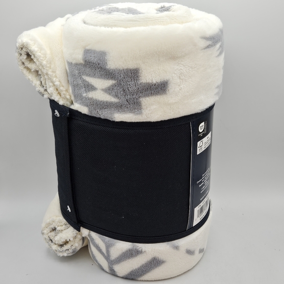 Pendleton | Bedding | Pendleton Fleece Throw Blanket 5 By 70 Hard White ...